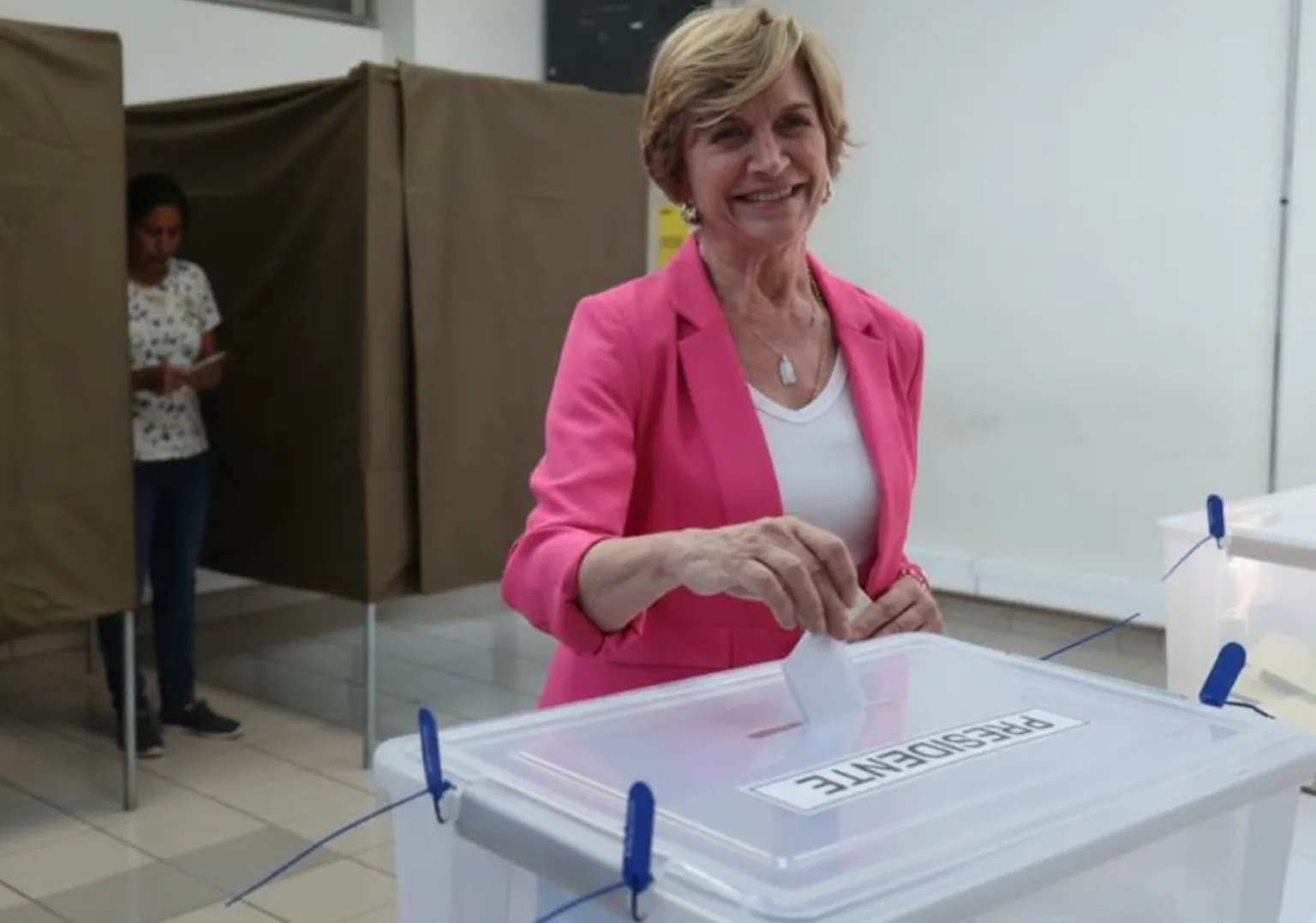 Evelyn Matthei Vota en Providencia: "Los chilenos elegirán a alguien ...